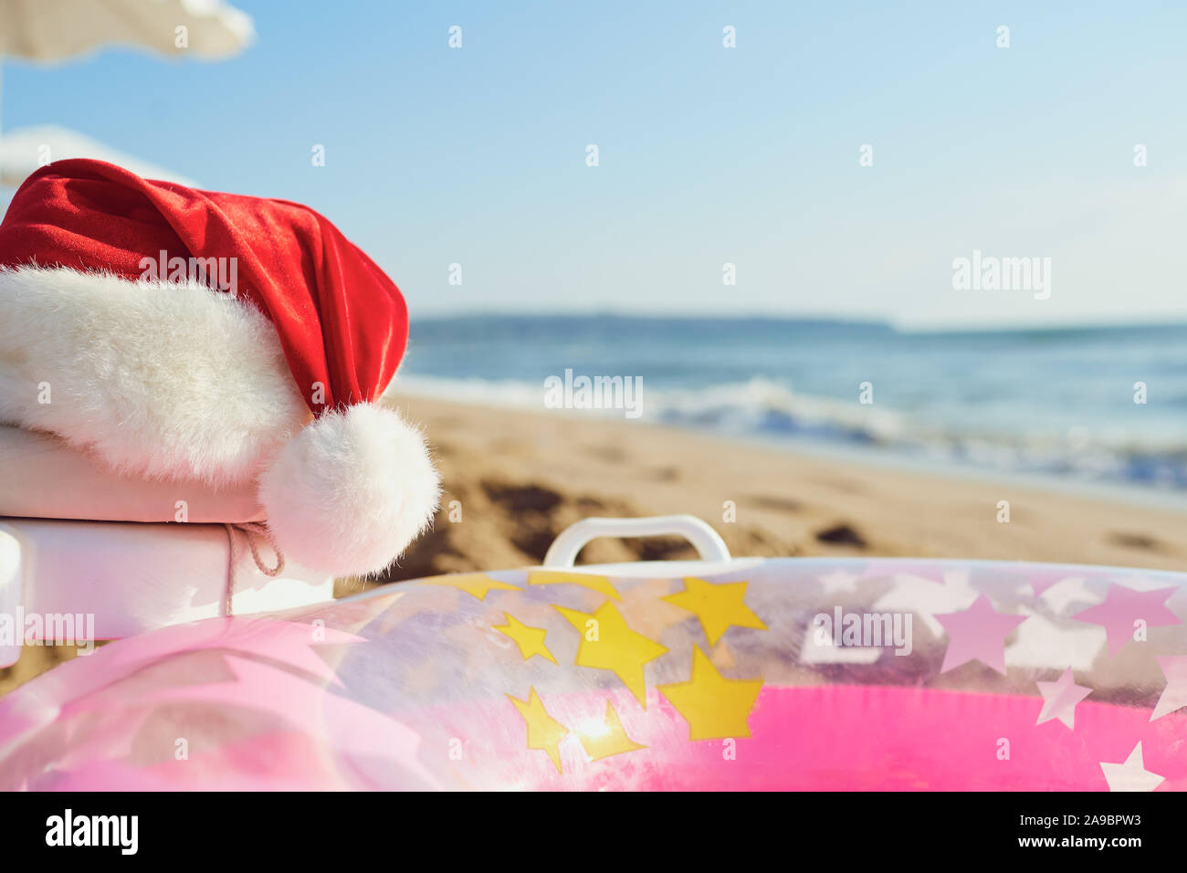 Weihnachtsmann am strand -Fotos und -Bildmaterial in hoher Auflösung ...