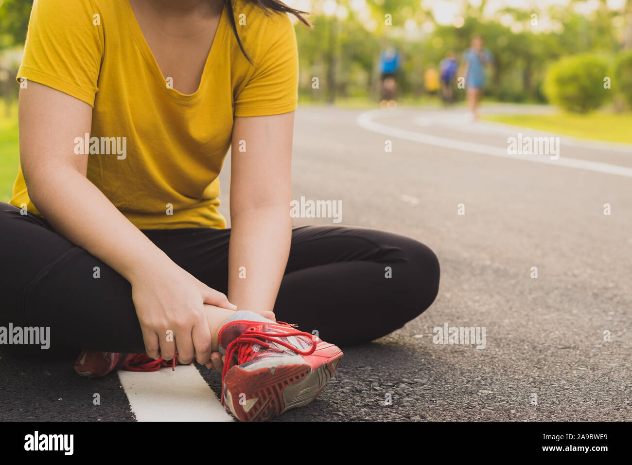 Verstaucht frau -Fotos und -Bildmaterial in hoher Auflösung - Seite 2 ...