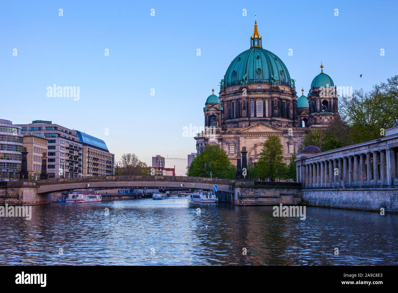 Ein Blick auf die beeindruckende Berliner Dom und die Spree in der ...