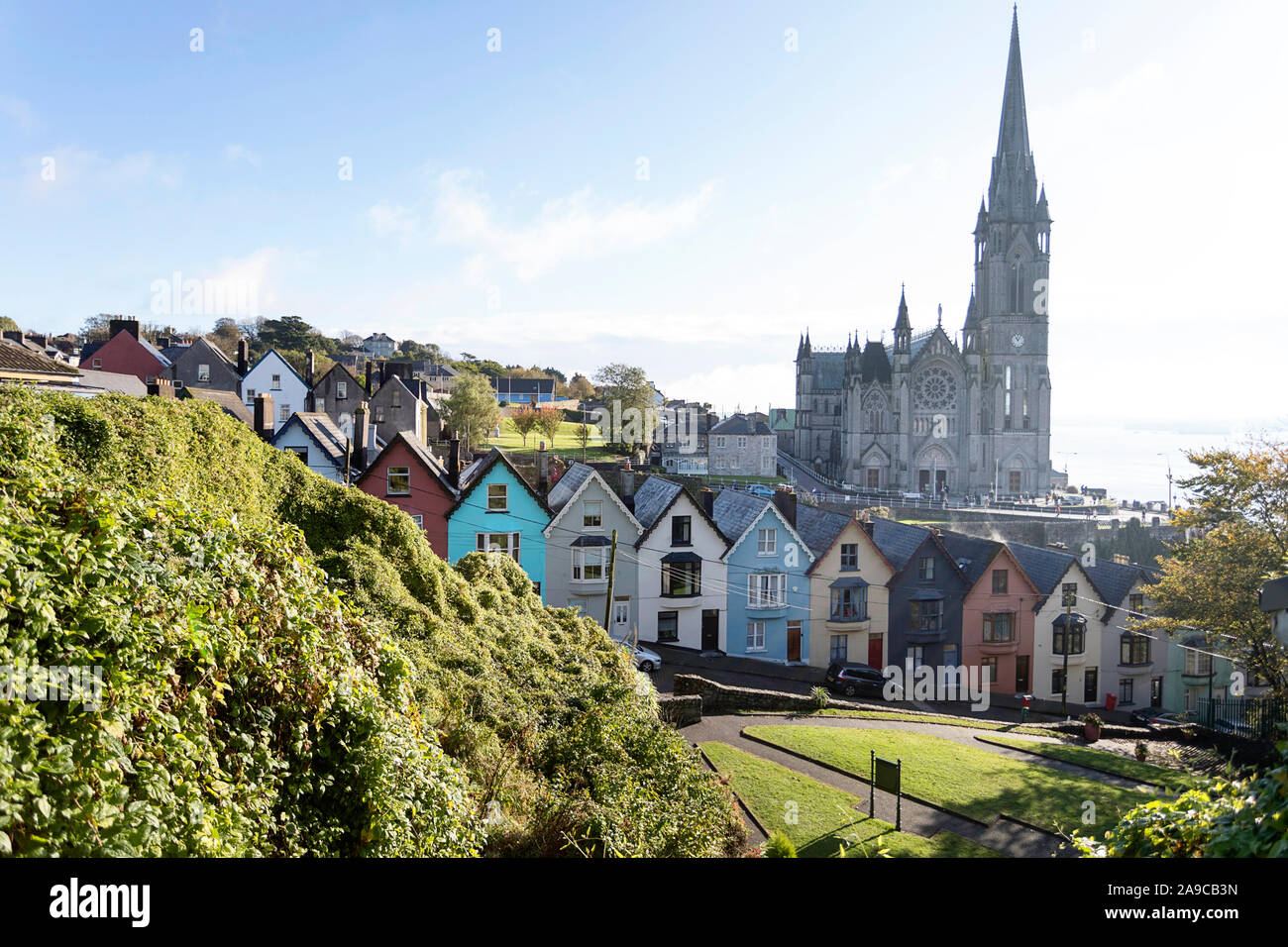 Hafenstadt Cobh - Häuser in einer Reihe, St Coleman Kathedrale, der ...