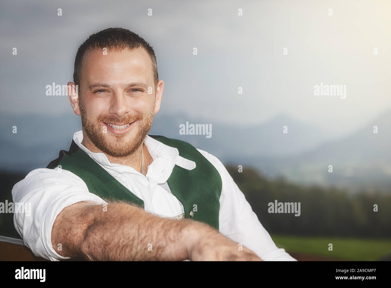 Deutscher mann in traditioneller kleidung -Fotos und -Bildmaterial in ...