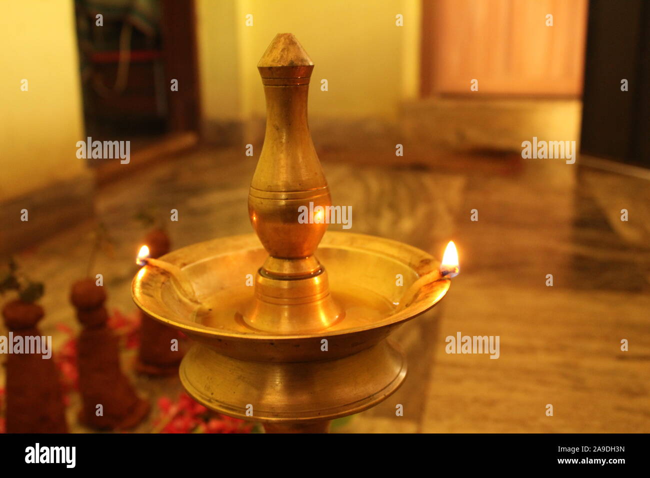Traditionelle messing kerala lampe -Fotos und -Bildmaterial in hoher ...