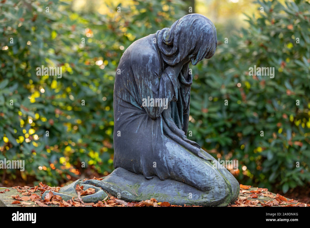 Trauernde frauen antike trauer -Fotos und -Bildmaterial in hoher Auflösung - Seite 2 - Alamy