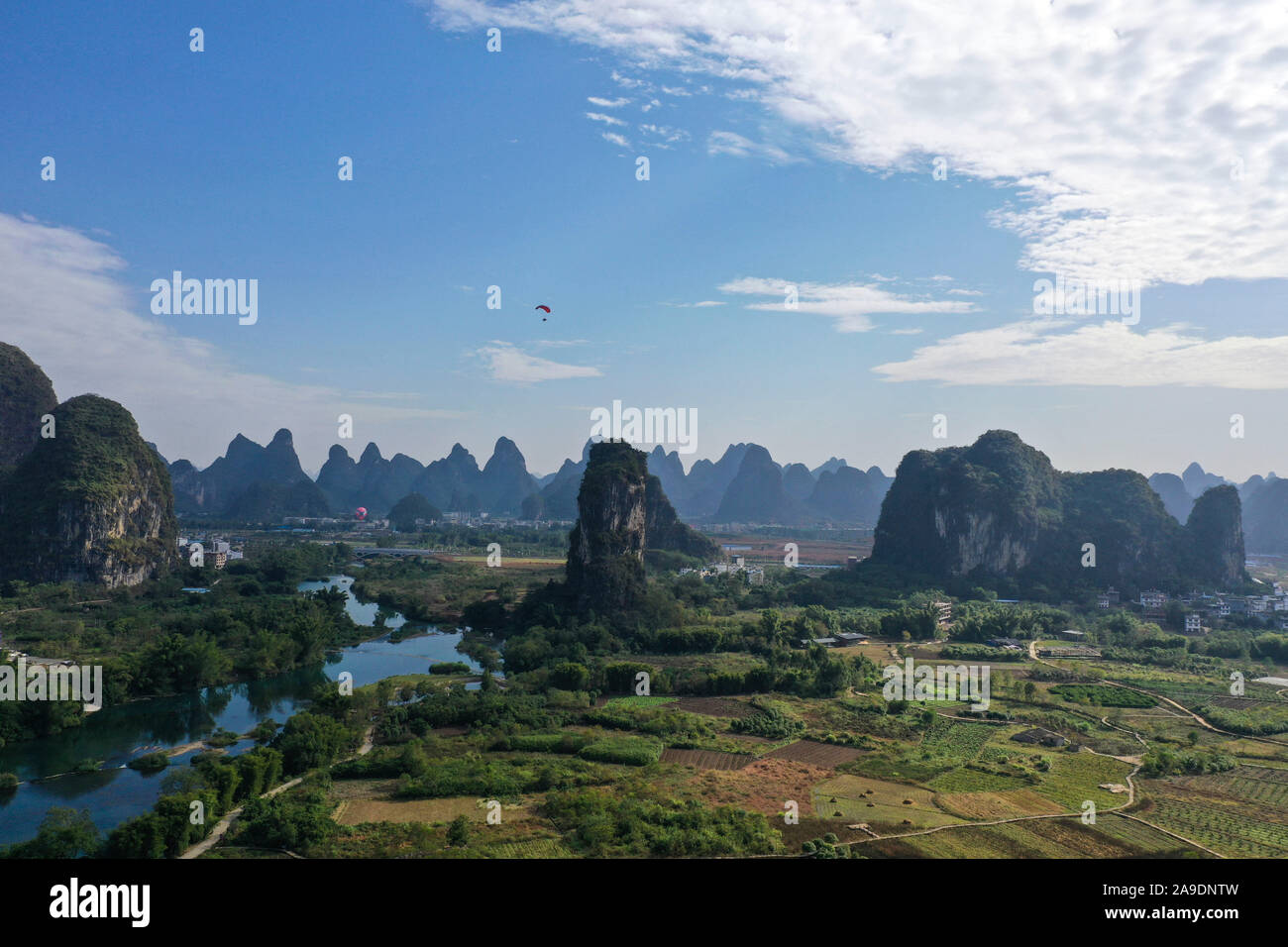 Yangshuo. 14 Nov, 2019. Luftaufnahme auf Nov. 14, 2019 zeigt die ...