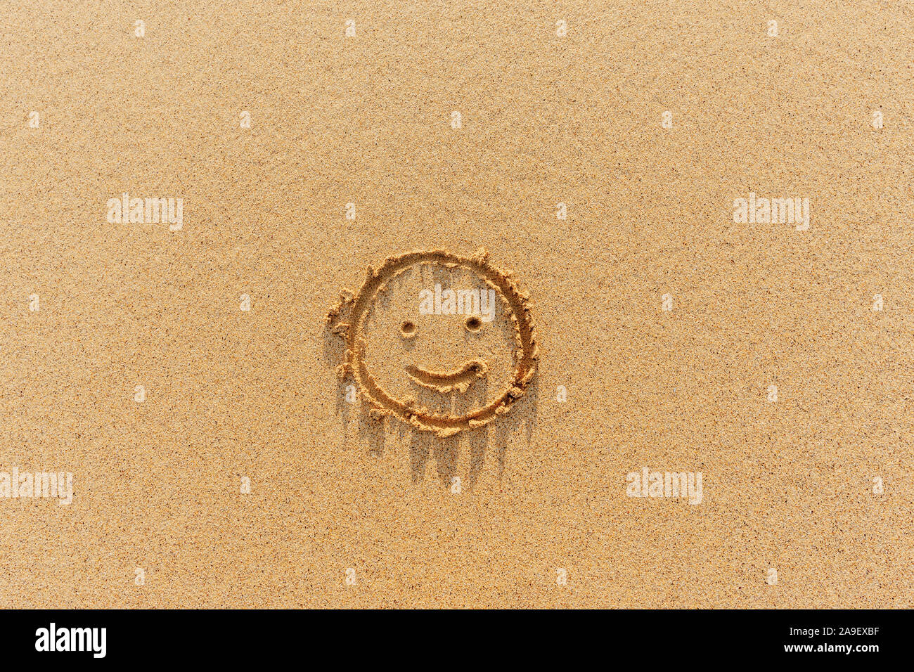 Smiley face in sand -Fotos und -Bildmaterial in hoher Auflösung – Alamy