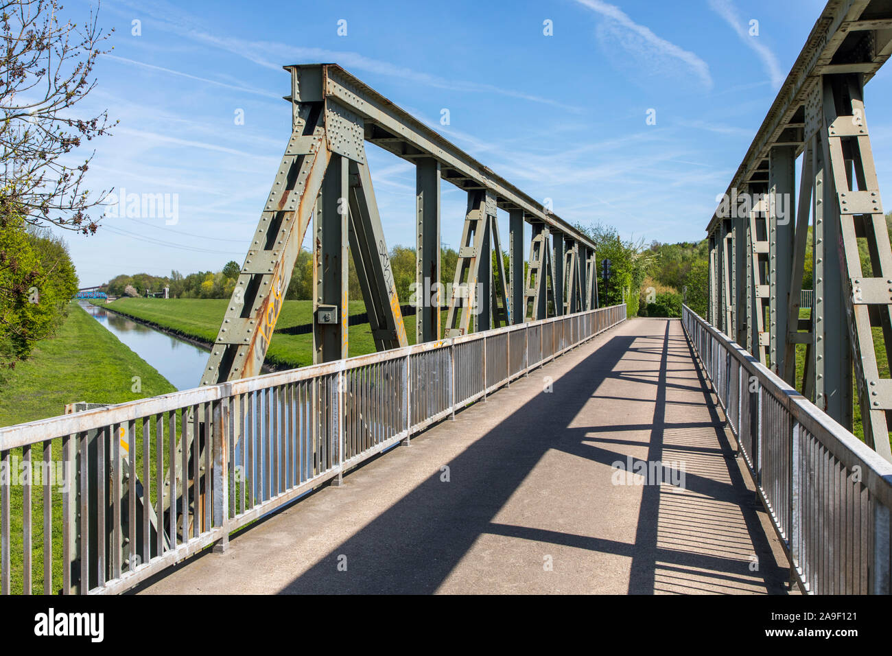 Der Fluss Emscher, Abwasser Fluss, im Essener Norden, im Stadtteil ...