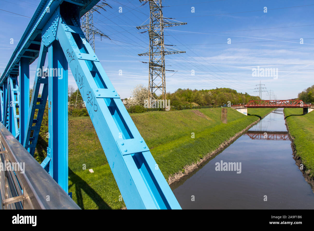 Der Fluss Emscher, Abwasser Fluss, im Essener Norden, im Stadtteil ...