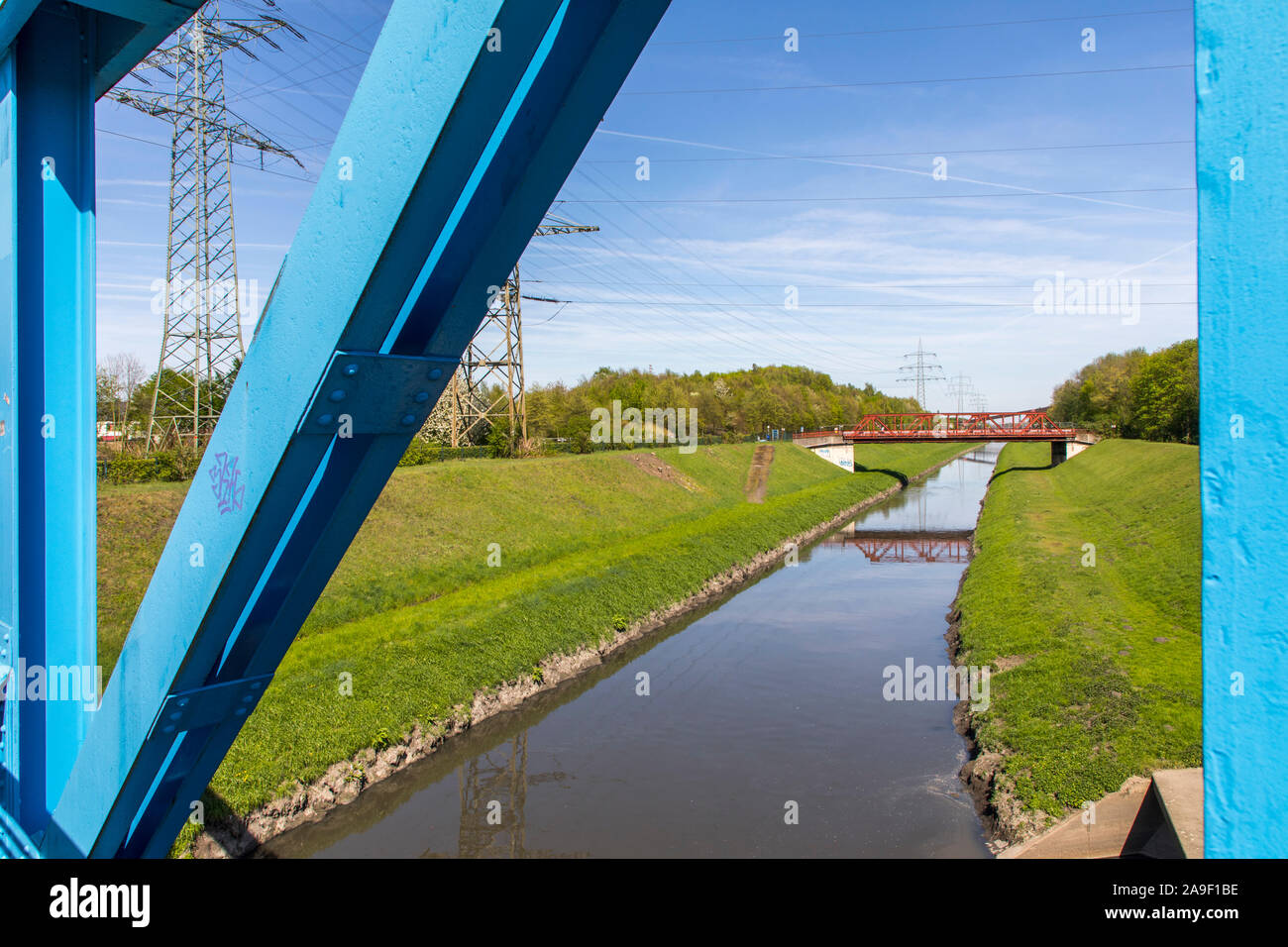 Der Fluss Emscher, Abwasser Fluss, im Essener Norden, im Stadtteil ...