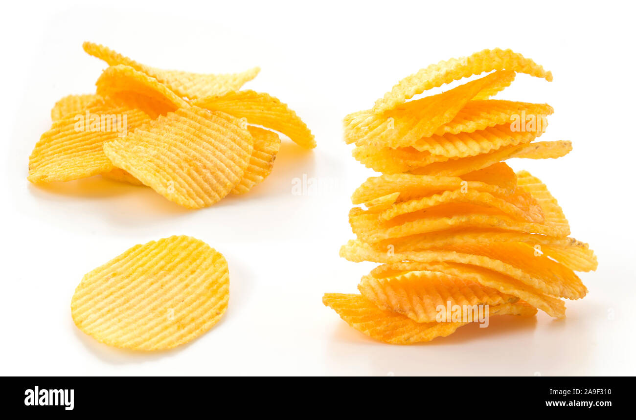Kartoffelscheiben in Chips isoliert, knusprige Kartoffelchips, gesalzen ...
