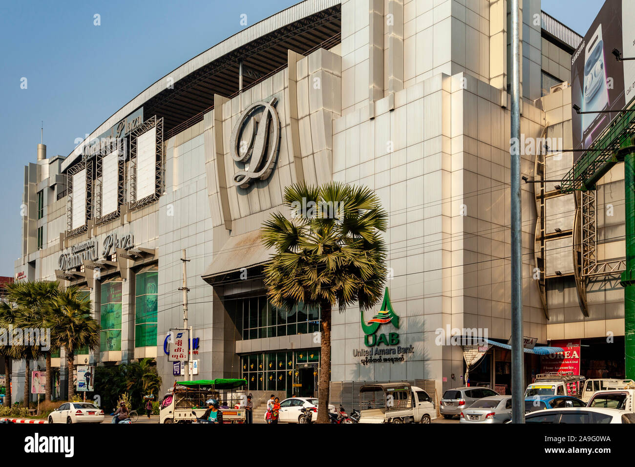 Das einkaufszentrum diamond plaza -Fotos und -Bildmaterial in hoher Auflösung – Alamy