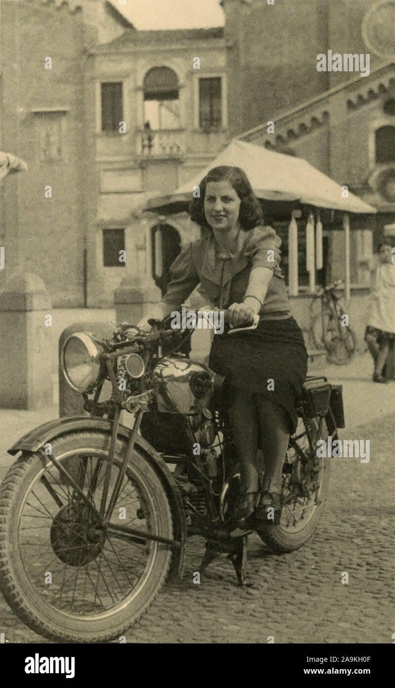 Das mädchen auf einem motorrad -Fotos und -Bildmaterial in hoher ...