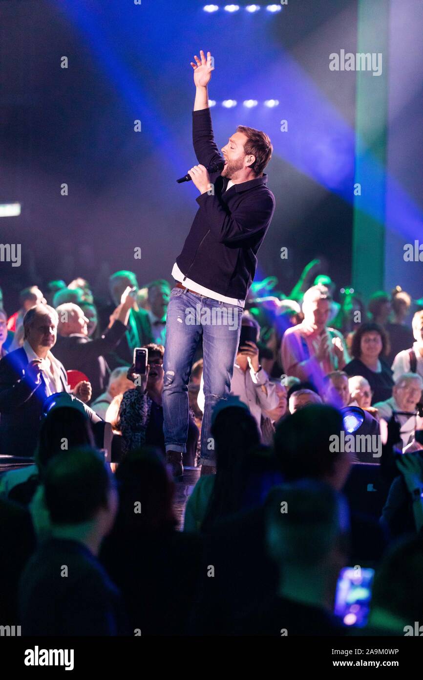 15 November 2019, Baden-Württemberg, Offenburg: Der Musiker Josh. führt ...