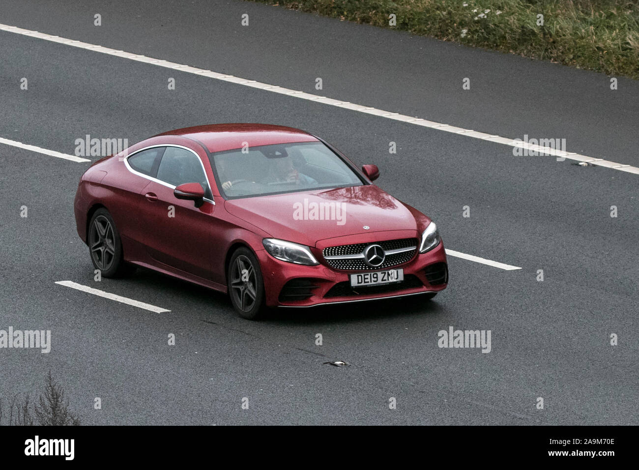 Roter mercedes benz -Fotos und -Bildmaterial in hoher Auflösung – Alamy