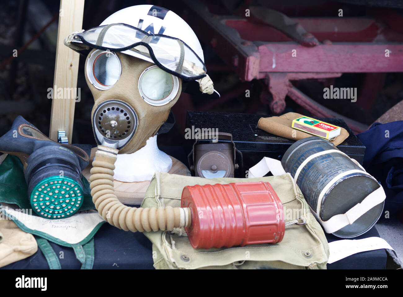 Weltkrieg 11 Air Raid wardens Hut und Gas Mask Stockfotografie - Alamy