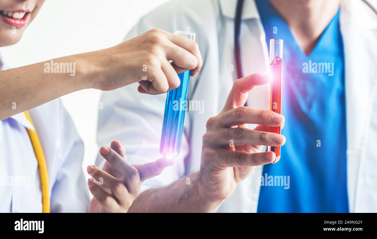 Gruppe von Wissenschaftlern tragen Laborkittel im Labor arbeiten ...