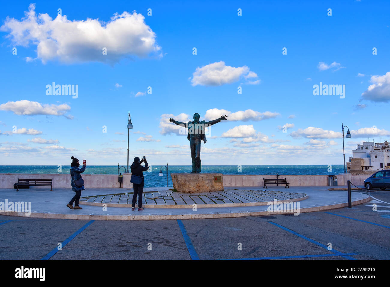 Statue Der Statue Domenico Modugno Stockfotos und -bilder Kaufen - Alamy