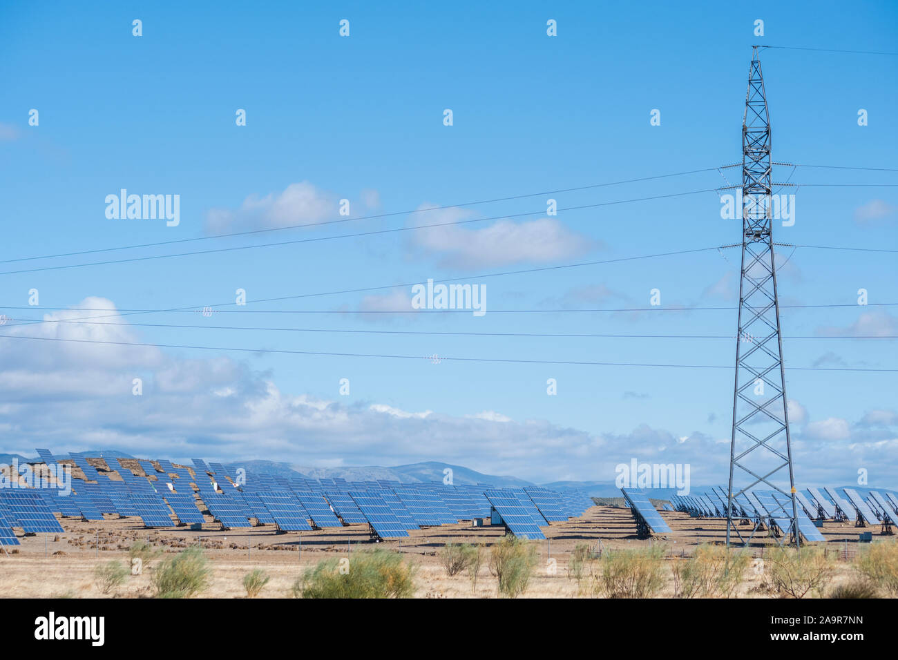 Photovoltaic solar tracker -Fotos und -Bildmaterial in hoher Auflösung – Alamy