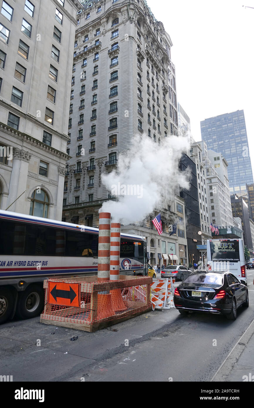 Dampf steigt aus dem wasserspiel -Fotos und -Bildmaterial in hoher ...