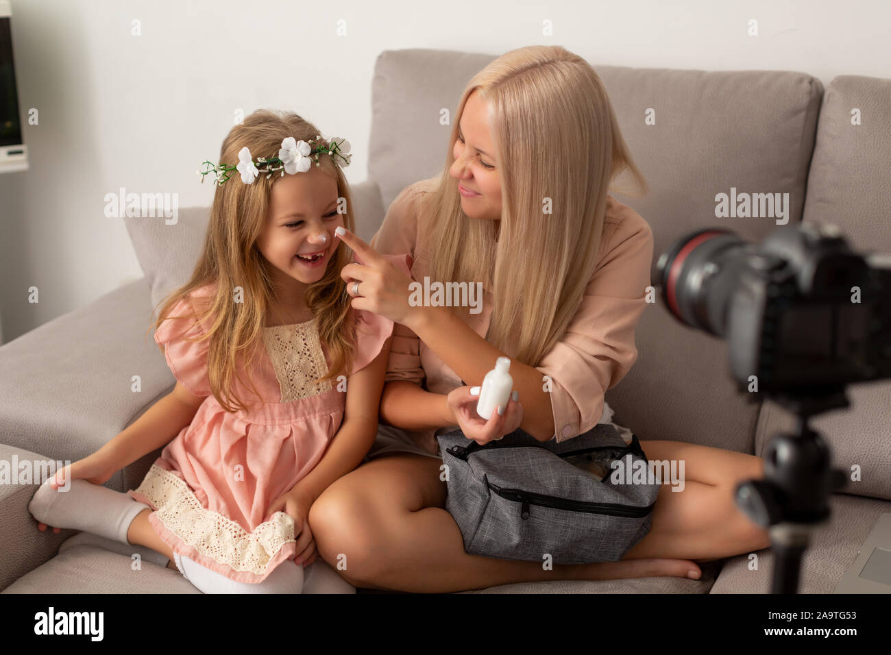 Mutter bloggerin zu hause -Fotos und -Bildmaterial in hoher Auflösung ...