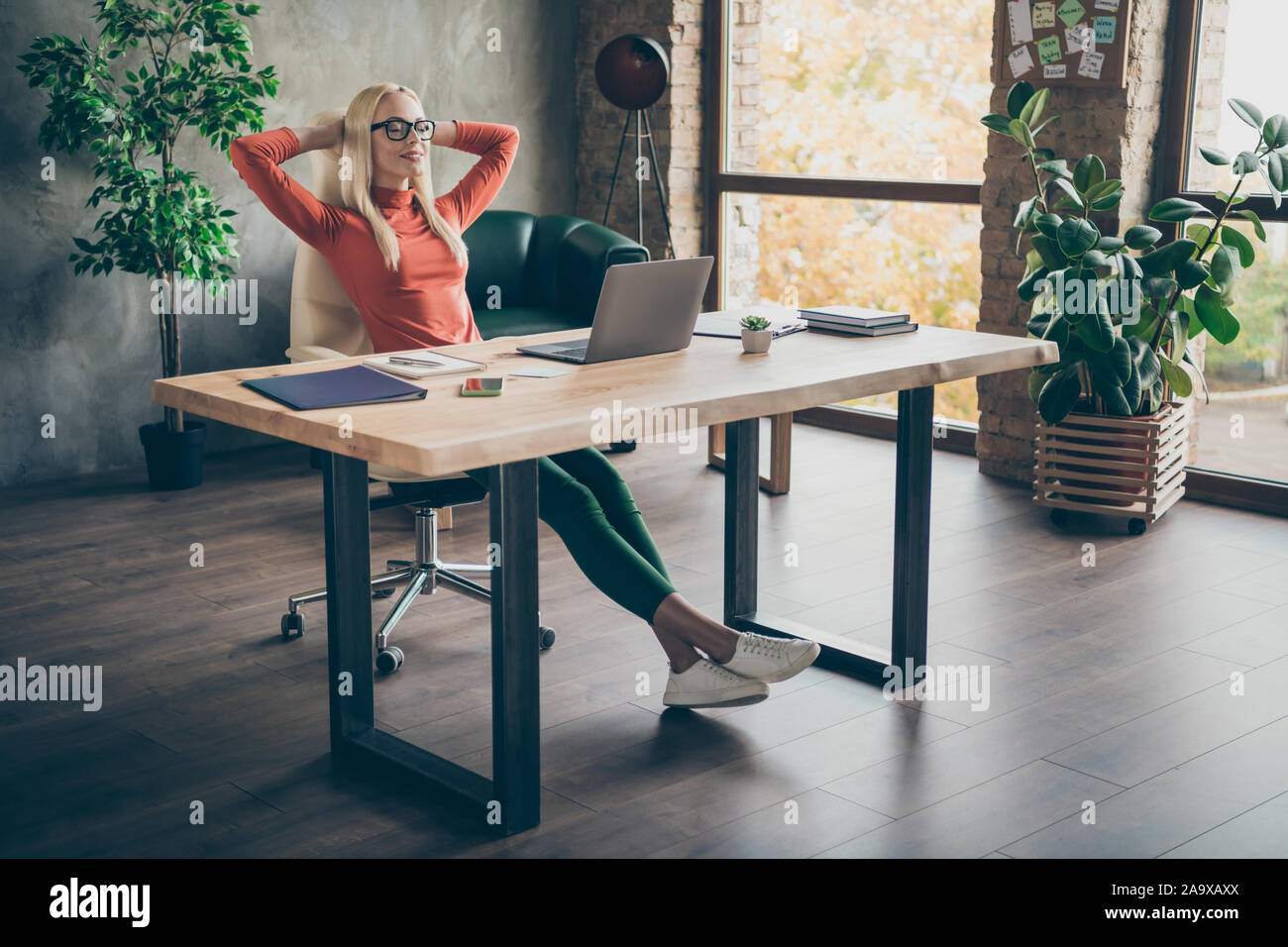 Volle Länge Foto der Ruhe positive friedliche Frau Firmeninhaber ...