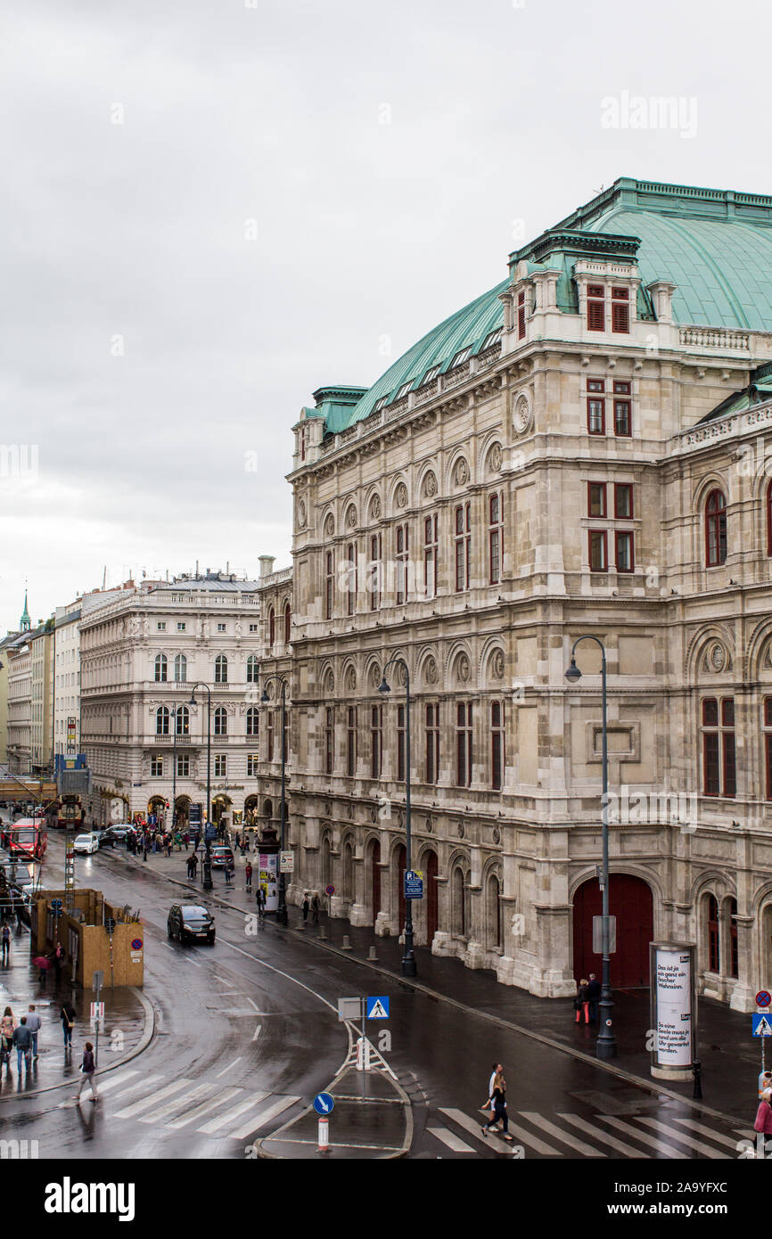Vienna opera house exterior view -Fotos und -Bildmaterial in hoher ...