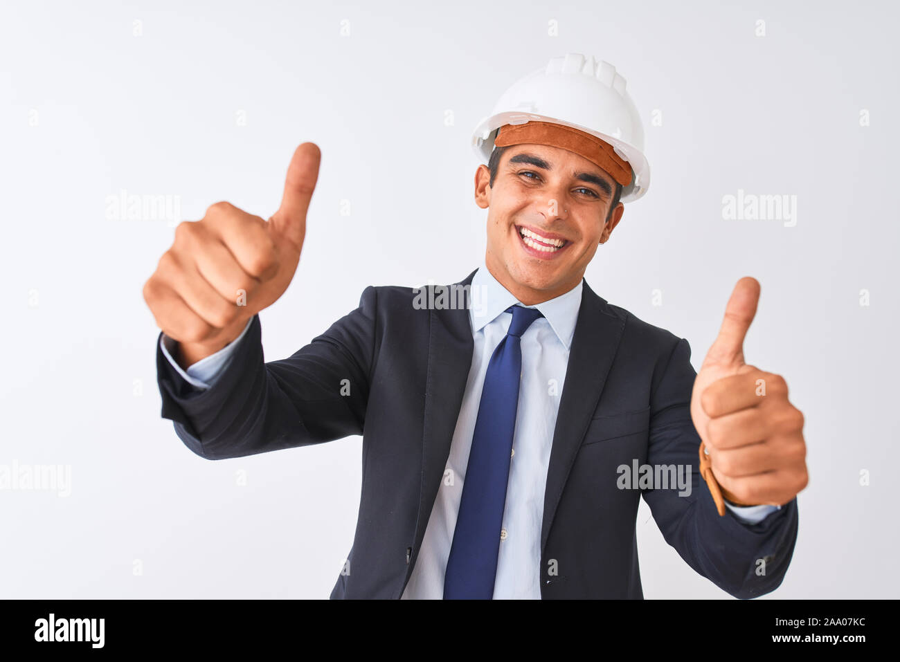 Junge schöne Architekten Mann mit Anzug und Helm über isoliert weißer ...