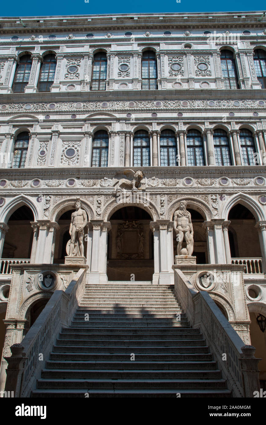 Venedig, Italien: Doge's Palace Innenhof, Riesen" Treppe. Statuen von ...
