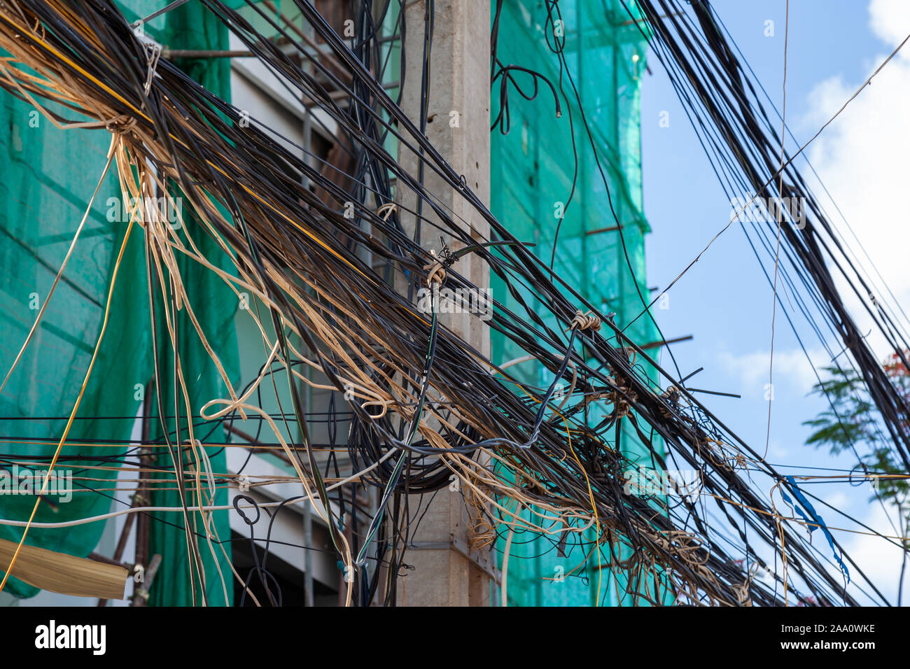 Wild elektrische Verkabelung. Typische Szene in Südostasien. Es ist ...