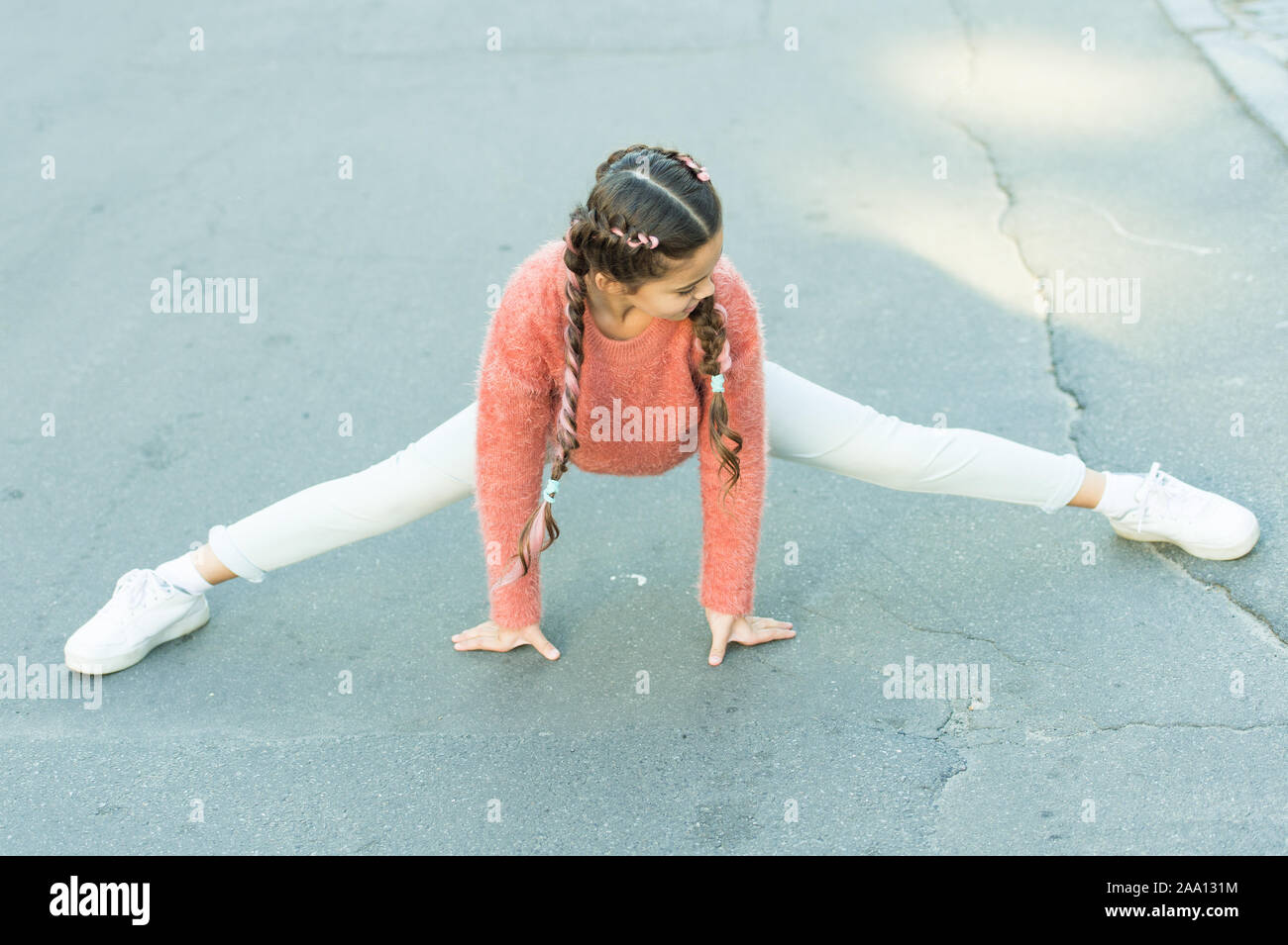 Kinder Gymnastik Spagat Stockfotos und -bilder Kaufen - Alamy