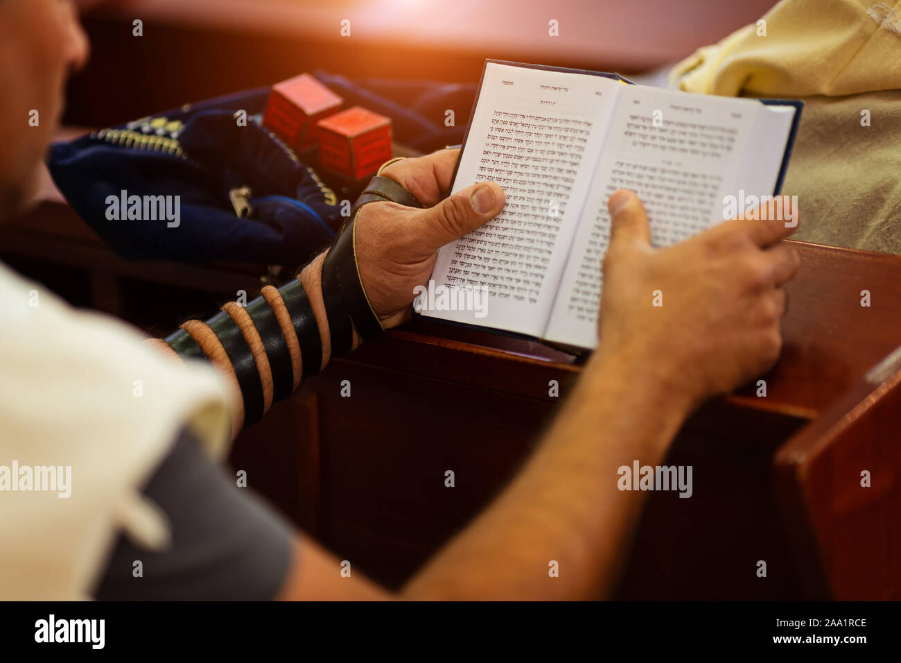 Lesen jude halten -Fotos und -Bildmaterial in hoher Auflösung – Alamy