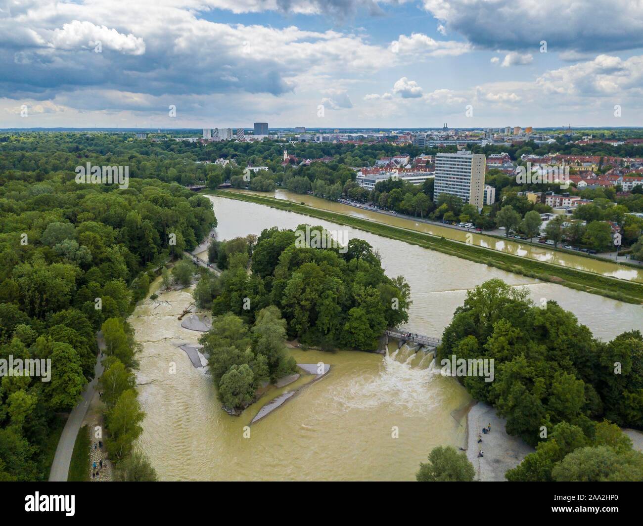 Isar bei Hochwasser mit Brücke am Flaucher, Flauchersteg, Drone ...