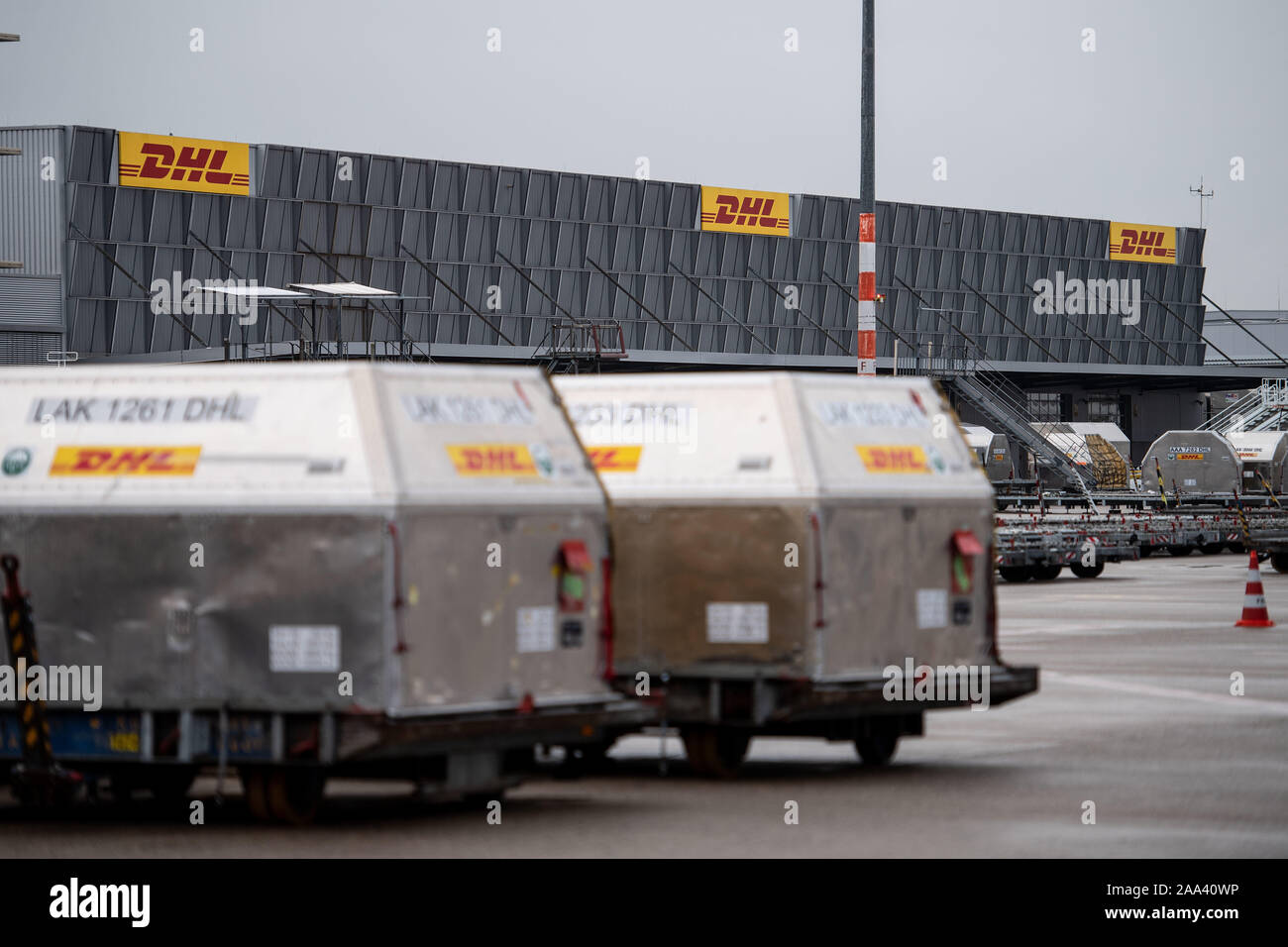 Köln, Deutschland. Nov, 2019 19. Container von DHL stehen vor neuen ...