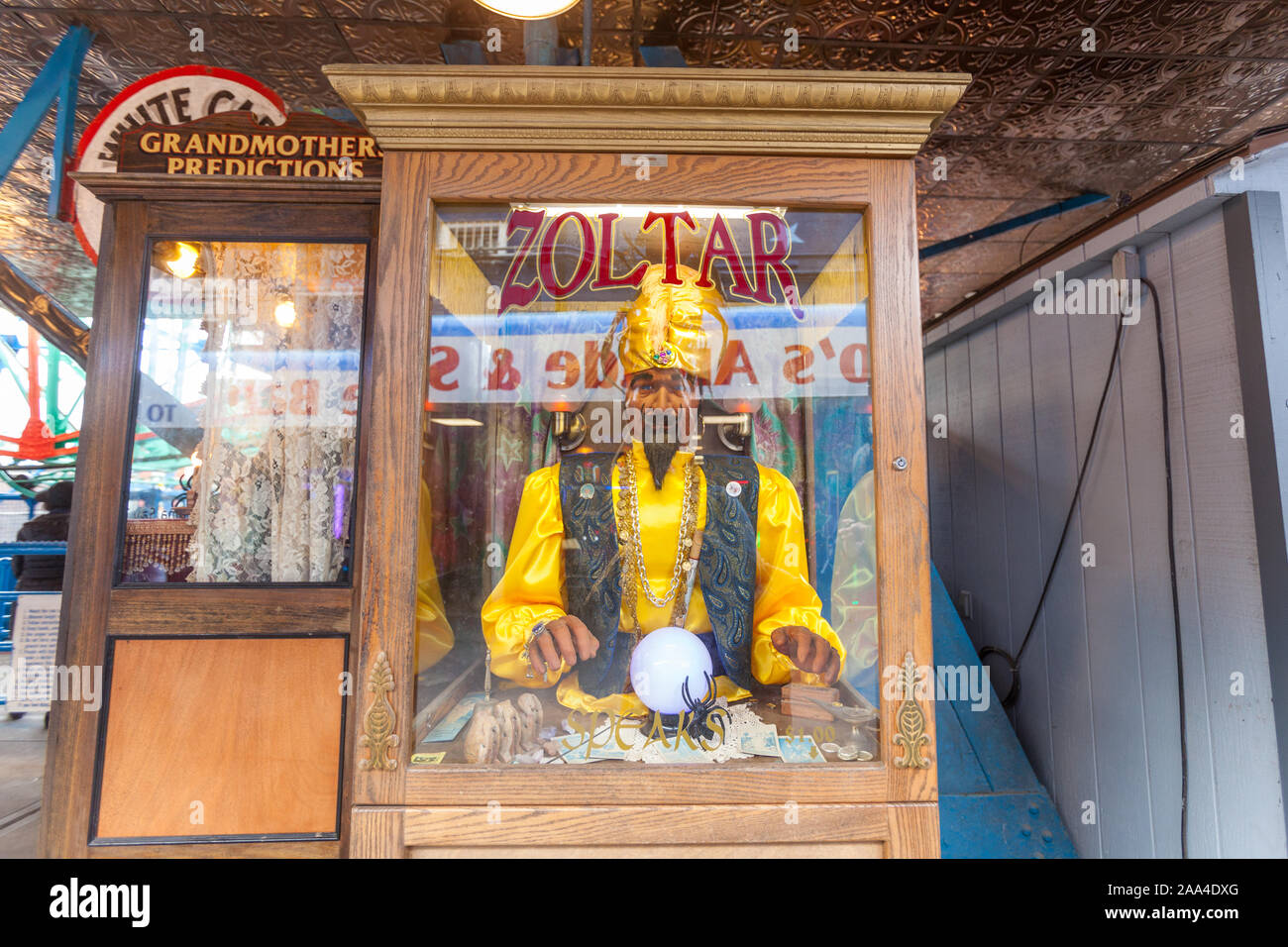 Fortune telling machine -Fotos und -Bildmaterial in hoher Auflösung – Alamy