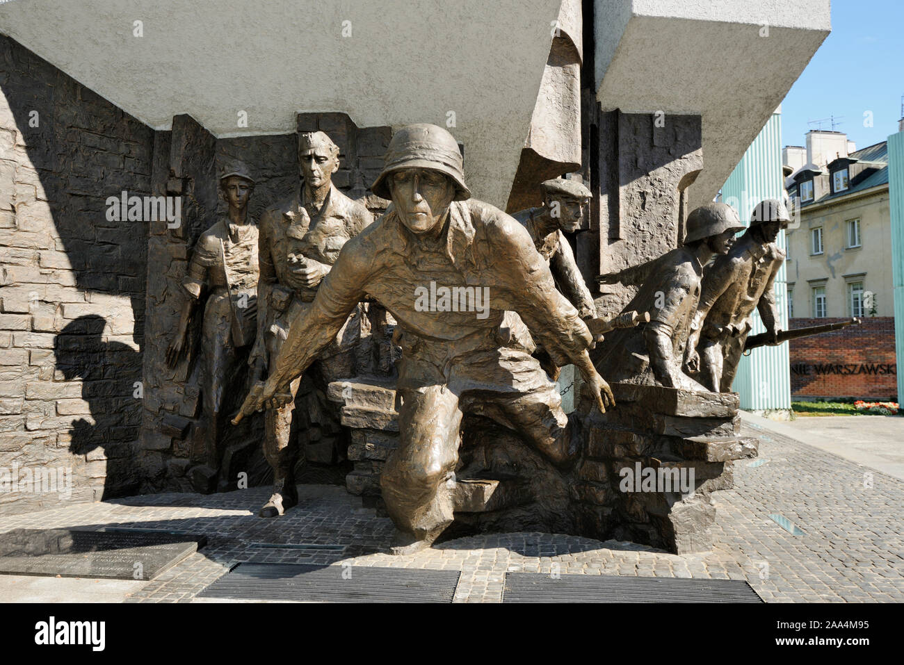 Das Warschauer Aufstands- Denkmal, ein markantes Bronze-Ensemble ...