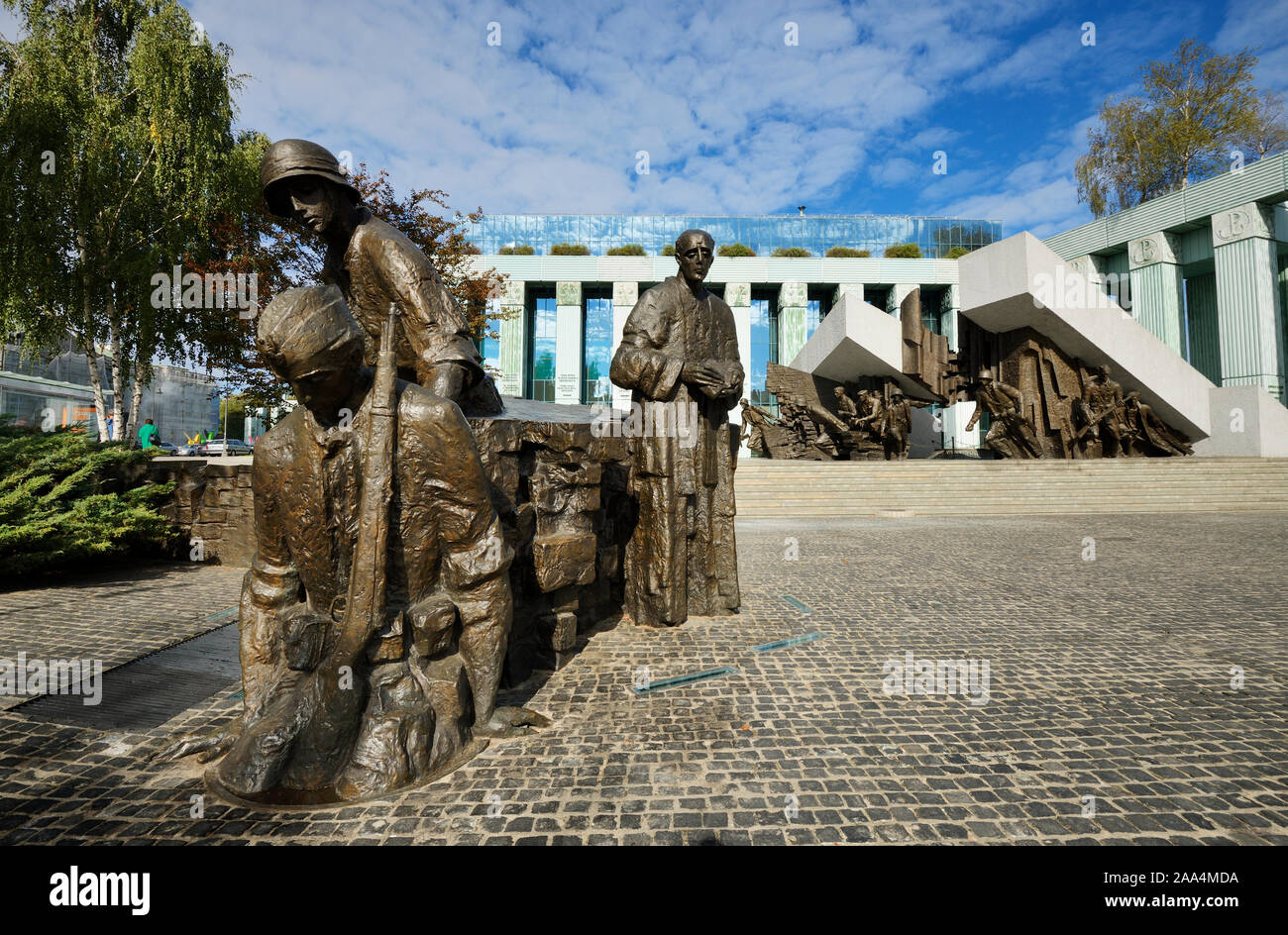Das Warschauer Aufstands- Denkmal, ein markantes Bronze-Ensemble ...