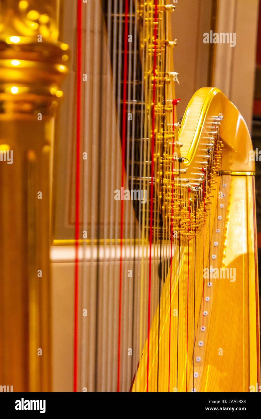 Konzertharfe gold -Fotos und -Bildmaterial in hoher Auflösung – Alamy