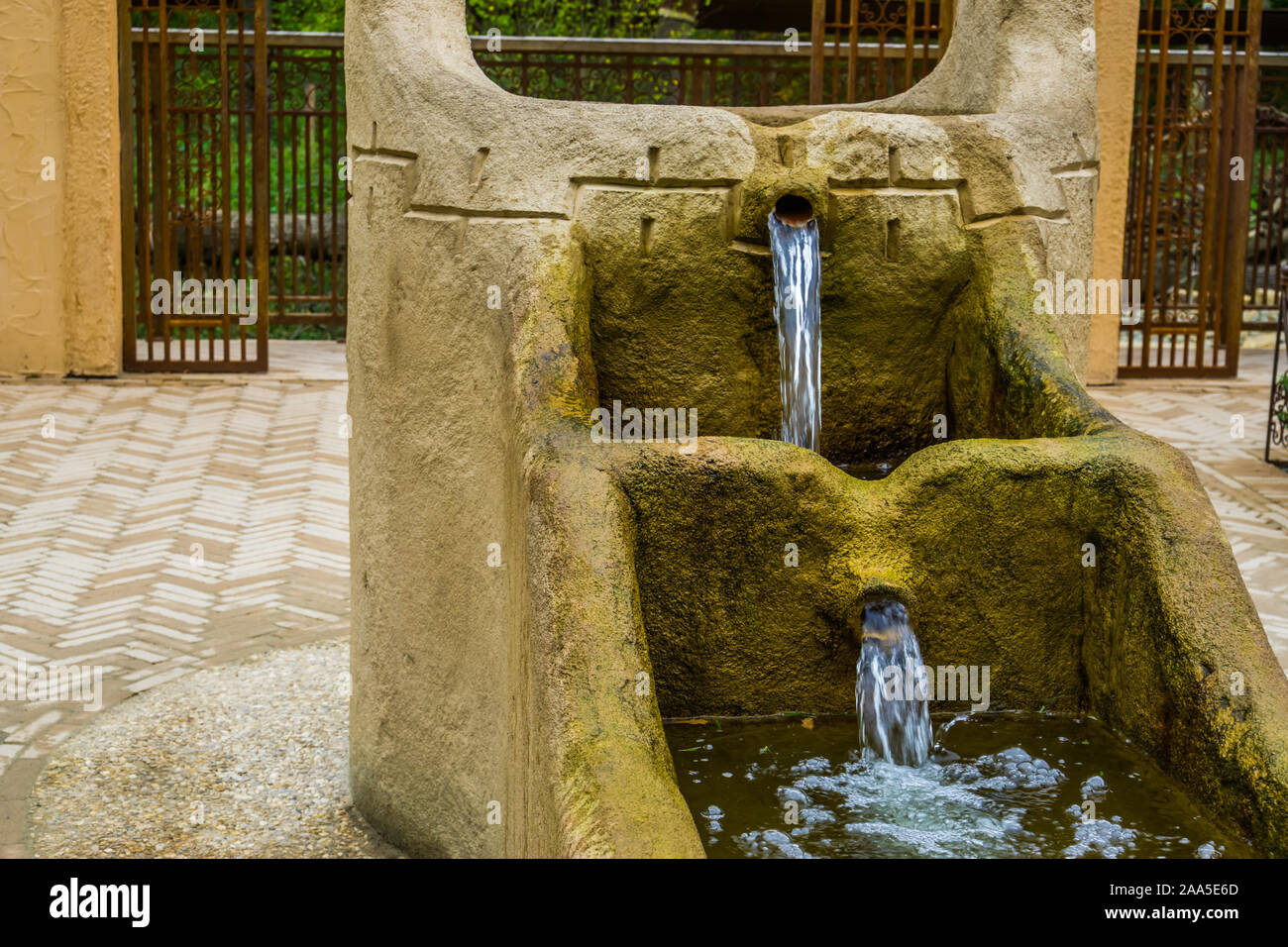 Vintage Wasserbrunnen Stockfotos und -bilder Kaufen - Alamy