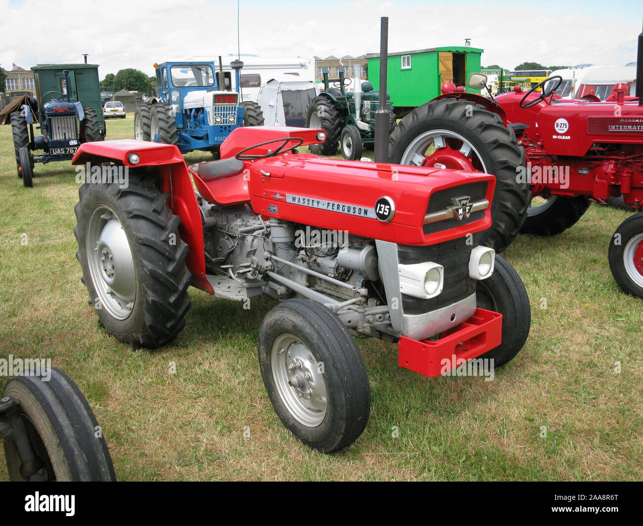 Red massey ferguson 135 -Fotos und -Bildmaterial in hoher Auflösung – Alamy