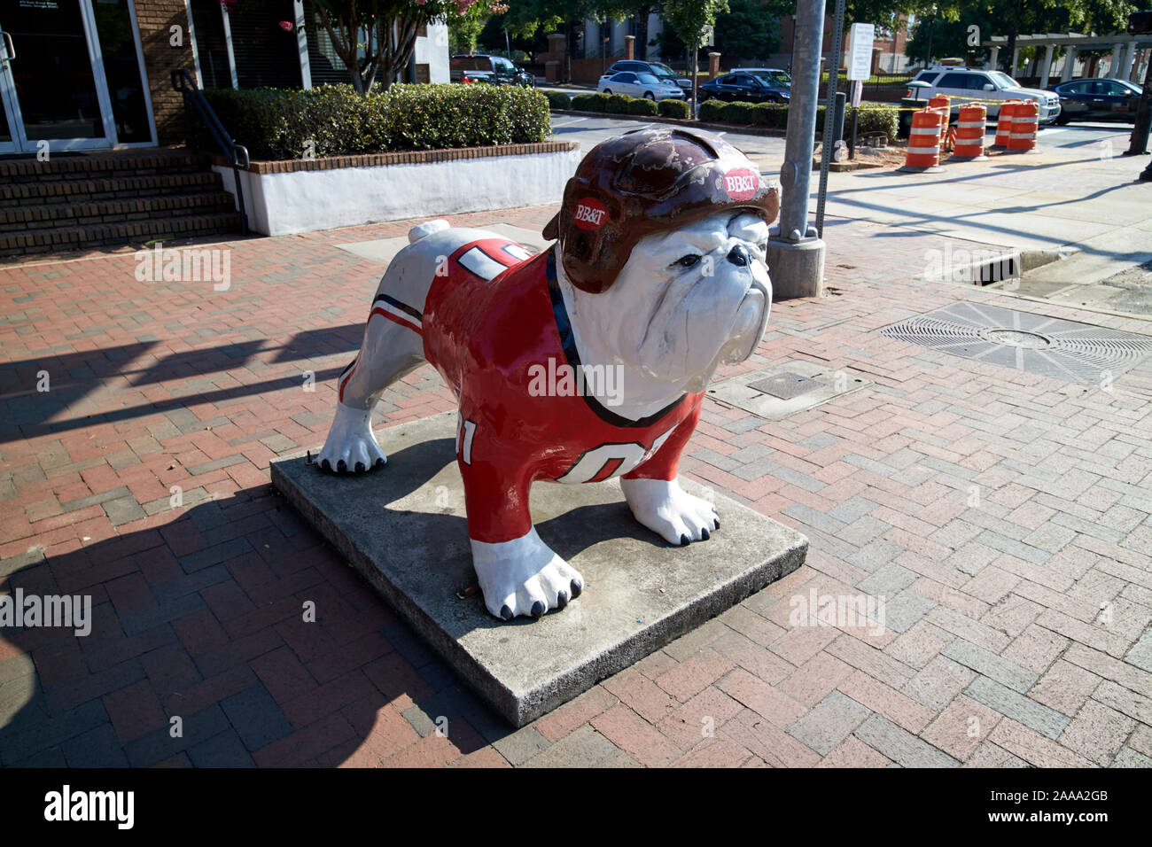Statuen von bulldoggen -Fotos und -Bildmaterial in hoher Auflösung – Alamy