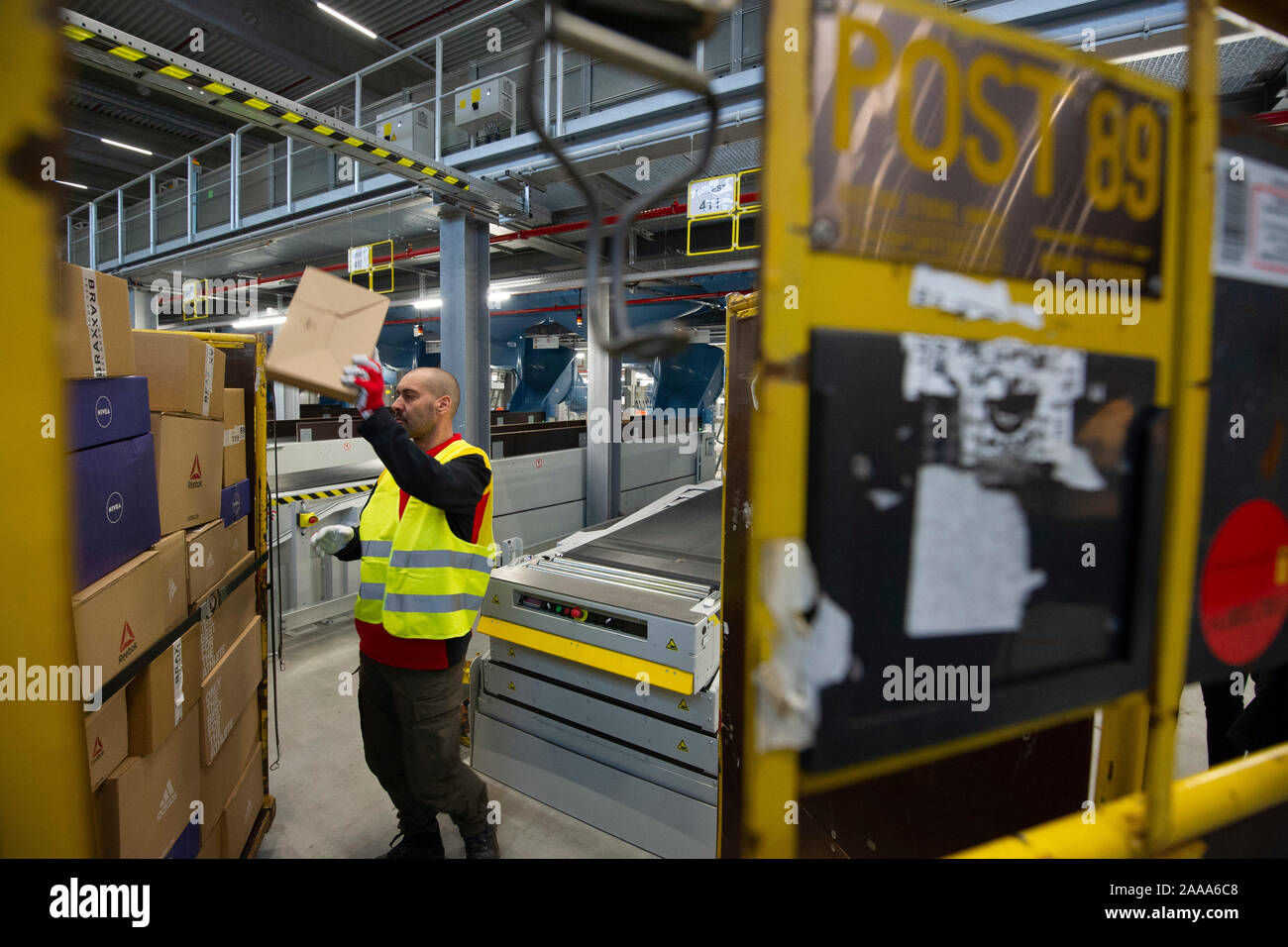 Pakete in einer rolle -Fotos und -Bildmaterial in hoher Auflösung – Alamy