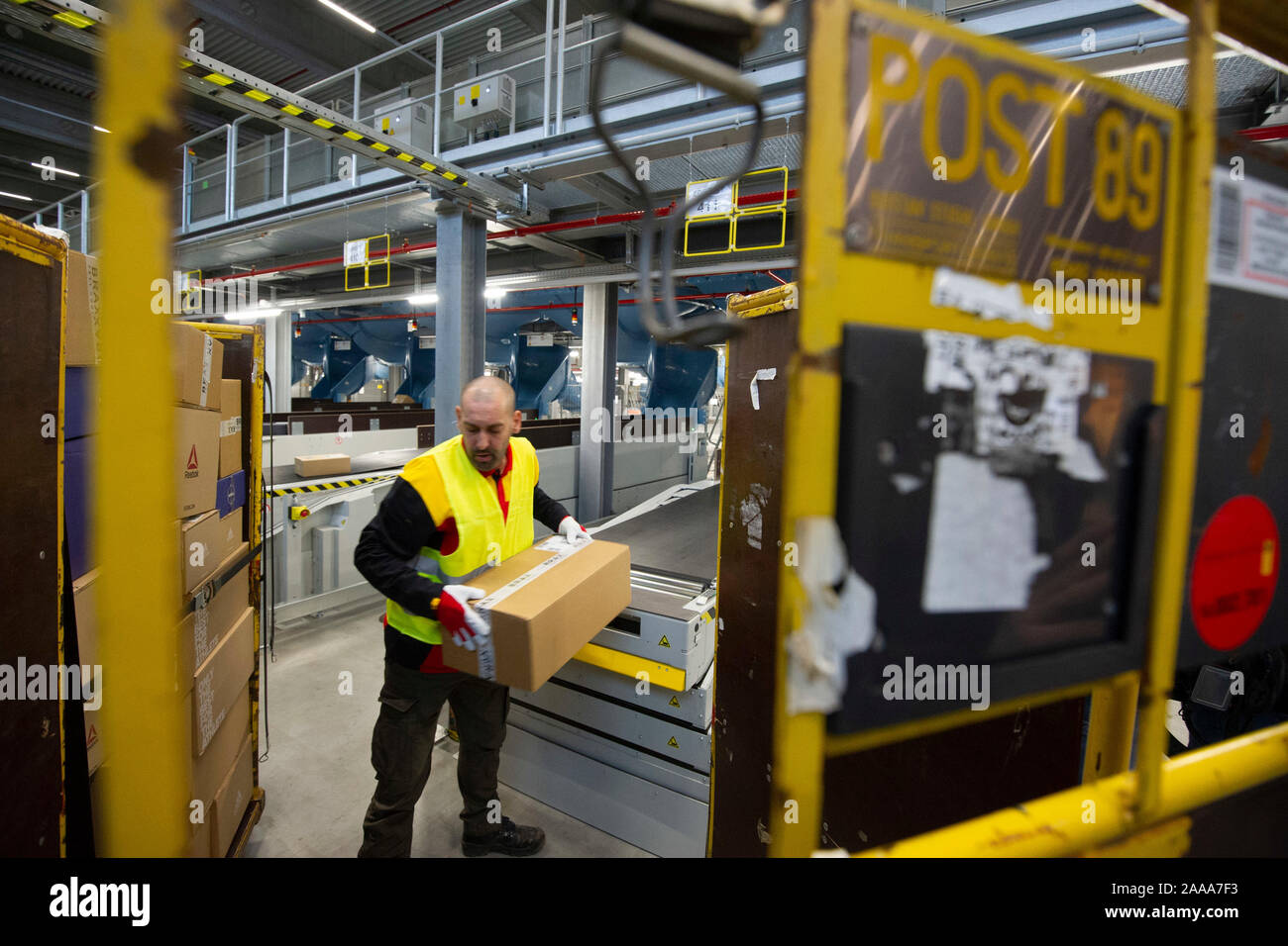 Dhl Versandbehälter Stockfotos und -bilder Kaufen - Alamy