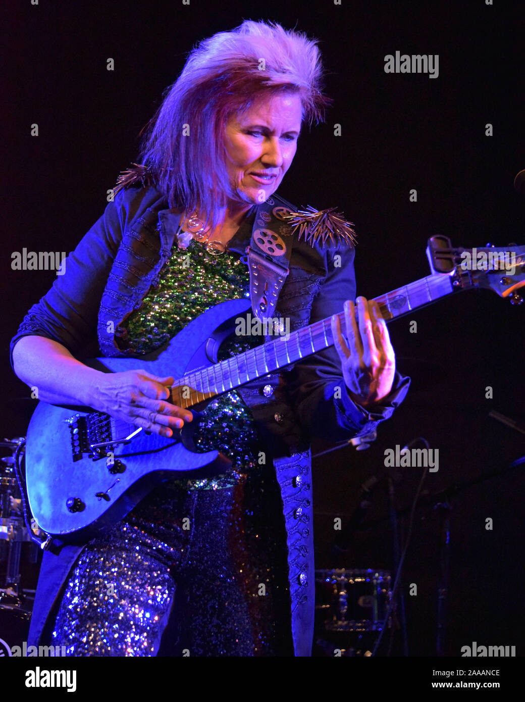 Jennifer batten guitarist -Fotos und -Bildmaterial in hoher Auflösung ...