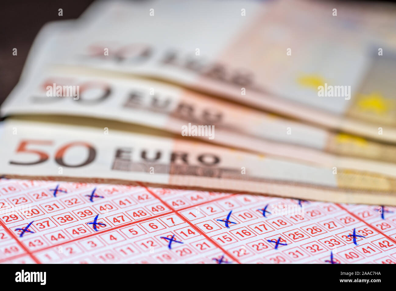 Banknoten und Lottery ticket als Symbol für schnelles Geld ...