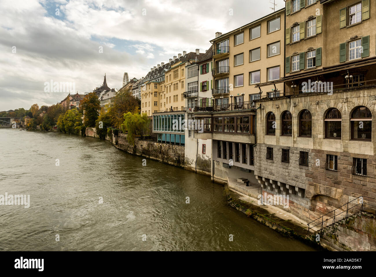 Grossbasel Altstadt mit Basler Münster Kathedrale auf dem Rhein in ...