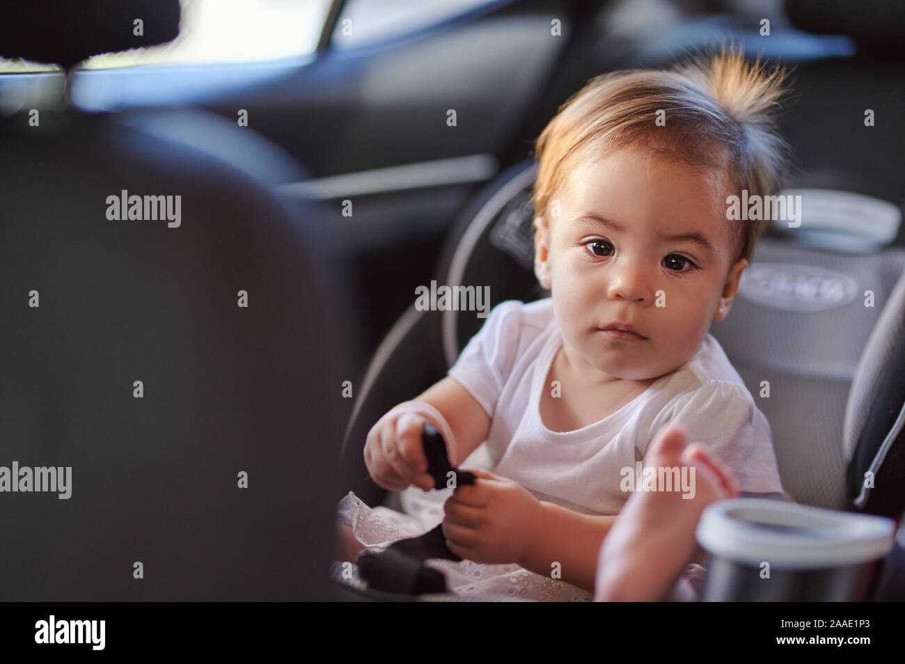 Mädchen auto baby stuhl -Fotos und -Bildmaterial in hoher Auflösung – Alamy