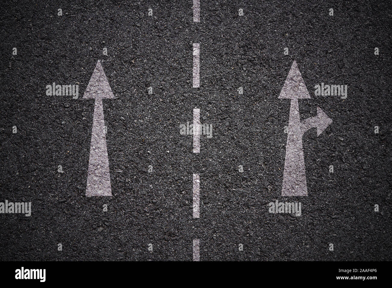 Weiße Pfeile und Linien auf dem Asphalt texture-Autobahn Ausfahrt ...