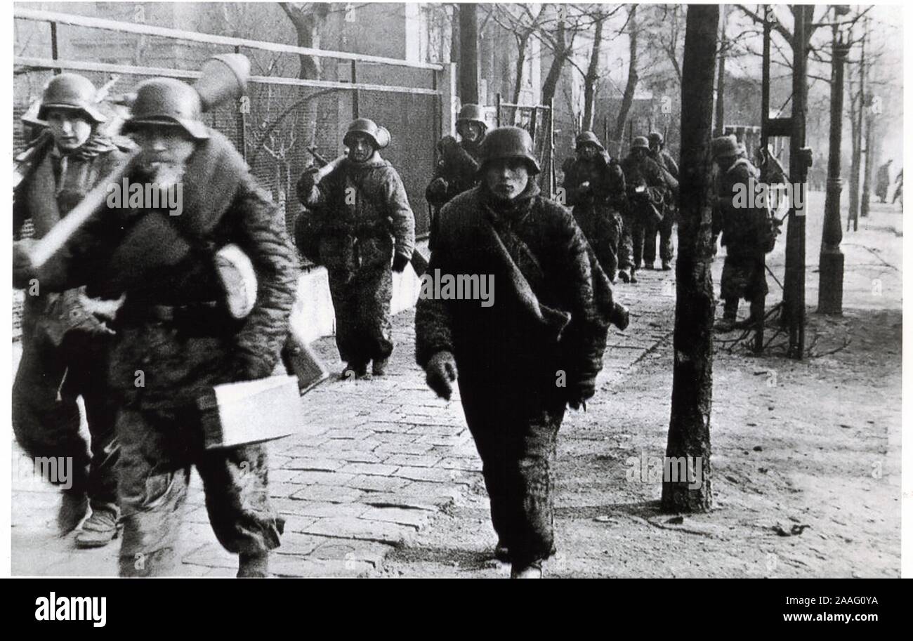 Waffen SS-Truppen mit Anti Tank Panzerfaust auf der Straße Von Budapest ...
