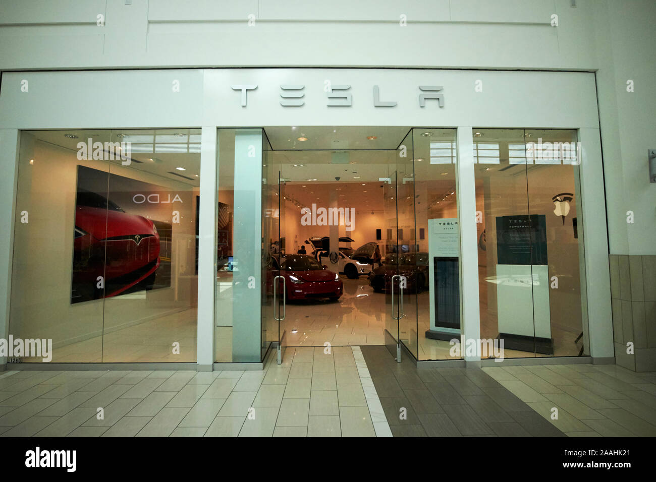 Tesla store -Fotos und -Bildmaterial in hoher Auflösung – Alamy