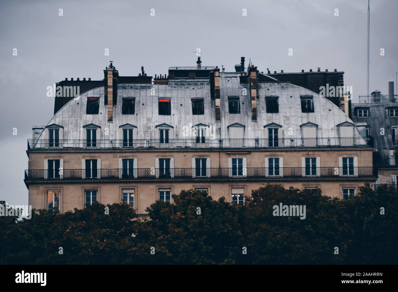 Pariser mansardendach -Fotos und -Bildmaterial in hoher Auflösung – Alamy