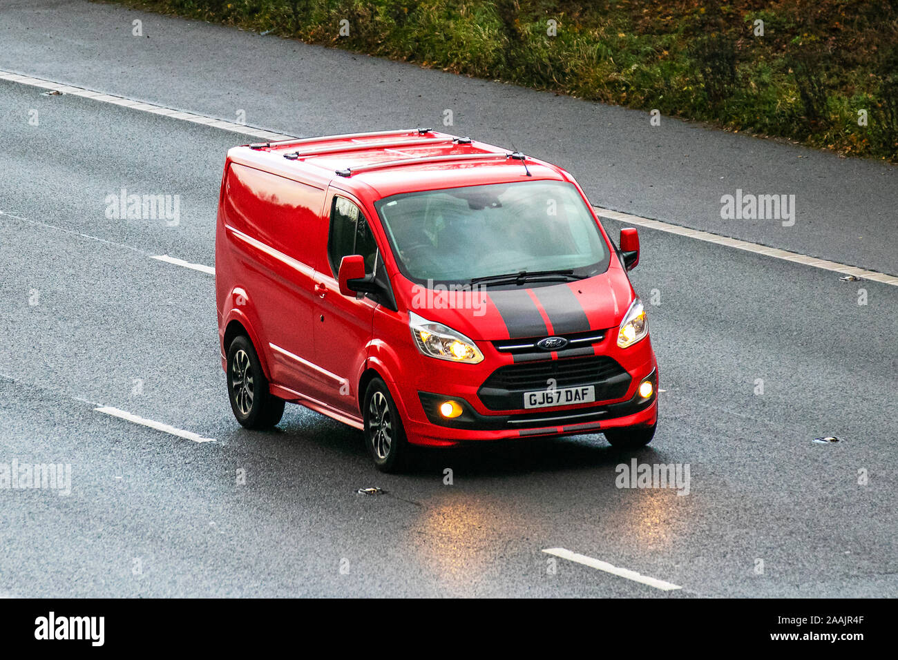 Rote ford transit custom cars -Fotos und -Bildmaterial in hoher ...